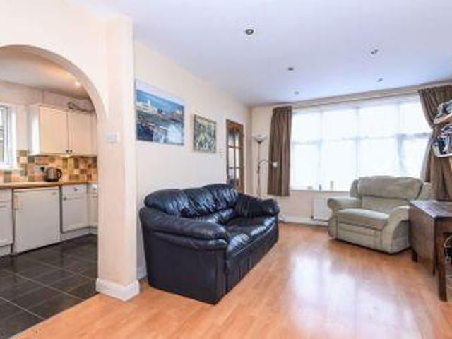 3 Bedrooms Semi detached house for sale in Grange Road, Chessington KT9