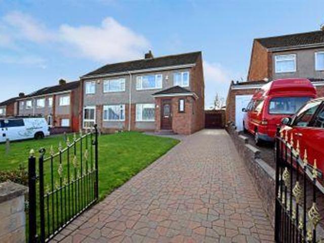 3 Bedrooms Semi detached house for sale in Davin Crescent, Pill, Bristol BS20