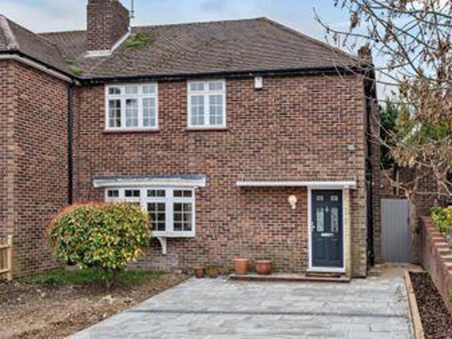 3 Bedrooms Semi detached house for sale in Daleside, Chelsfield, Orpington BR6
