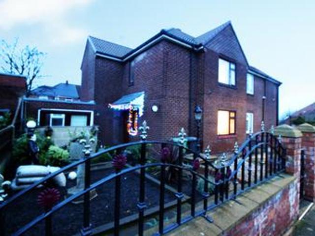 3 Bedrooms Semi detached house for sale in Devon Close, Wigan, Greater Manchester WN5