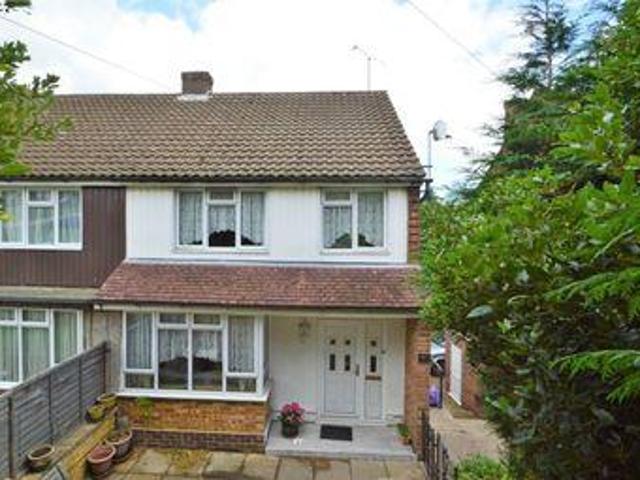 3 Bedrooms Semi detached house for sale in Deeds Grove, High Wycombe HP12