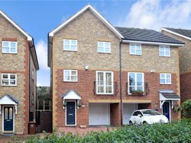 3 Bedrooms Semi detached house for sale in Dillywood Fields, Frindsbury, Kent ME3