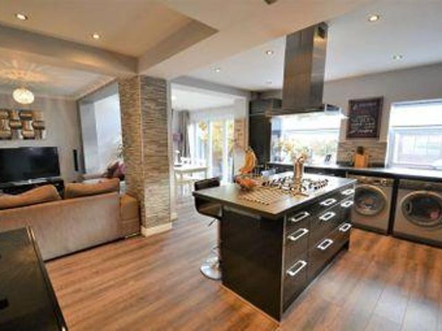 3 Bedrooms Semi detached house for sale in Dryden Avenue, Swinton, Manchester M27