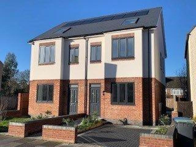 3 Bedrooms Semi detached house for sale in Drapers Road, Enfield EN2