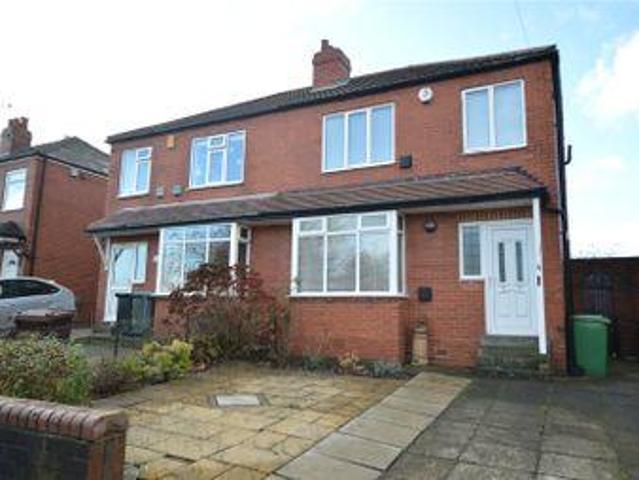 3 Bedrooms Semi detached house for sale in East View, Gildersome, Leeds LS27