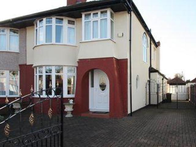 3 Bedrooms Semi detached house for sale in Edgemoor Drive, Crosby, Liverpool L23