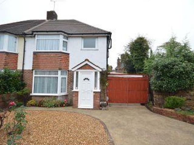 3 Bedrooms Semi detached house for sale in Elm Road, Chessington, Surrey KT9