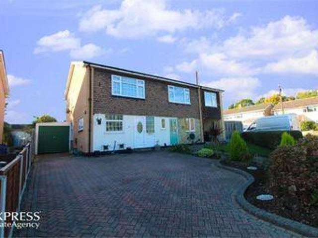 3 Bedrooms Semi detached house for sale in Elmwood Avenue, Hockley, Essex SS5