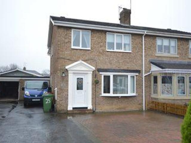 3 Bedrooms Semi detached house for sale in Fairway Avenue, Normanton WF6