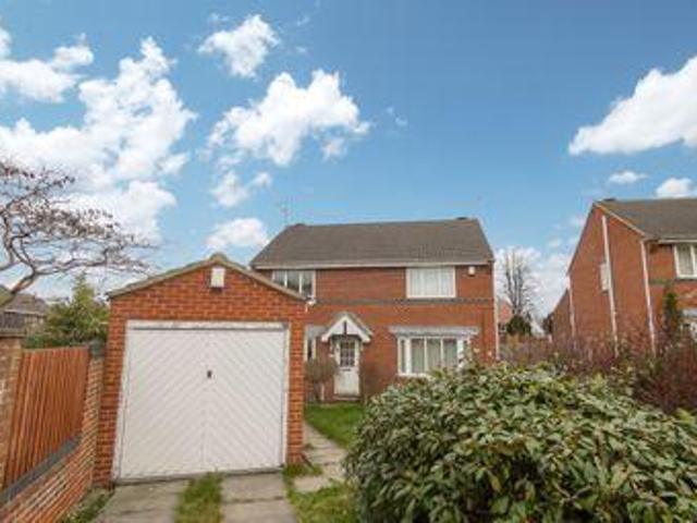 3 Bedrooms Semi detached house for sale in Fall Park Court, Leeds LS13