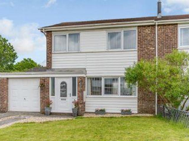 3 Bedrooms Semi detached house for sale in Fforest Fach, Tycroes, Ammanford SA18
