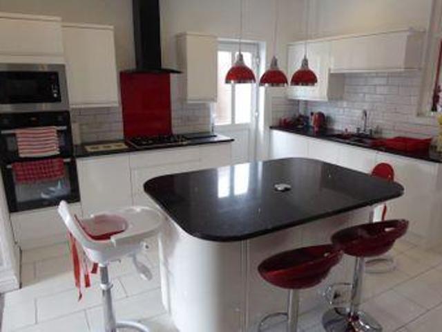 3 Bedrooms Semi detached house for sale in First Avenue, Wakefield WF1
