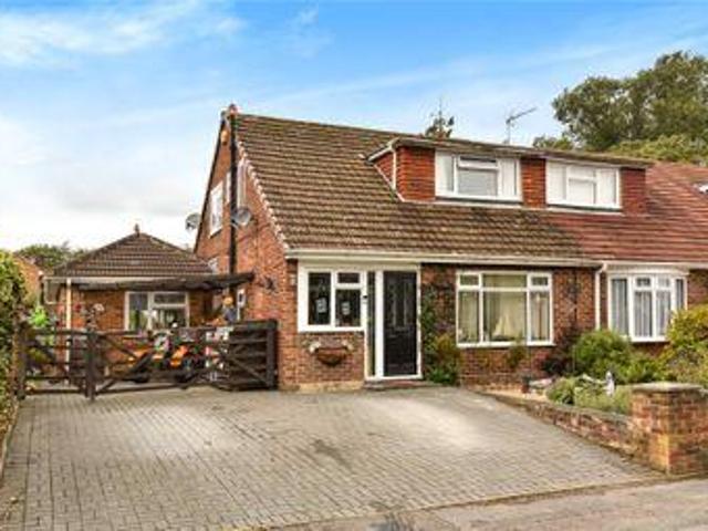 3 Bedrooms Semi detached house for sale in Frogmore Park Drive, Blackwater, Camberley, Hampshire GU17
