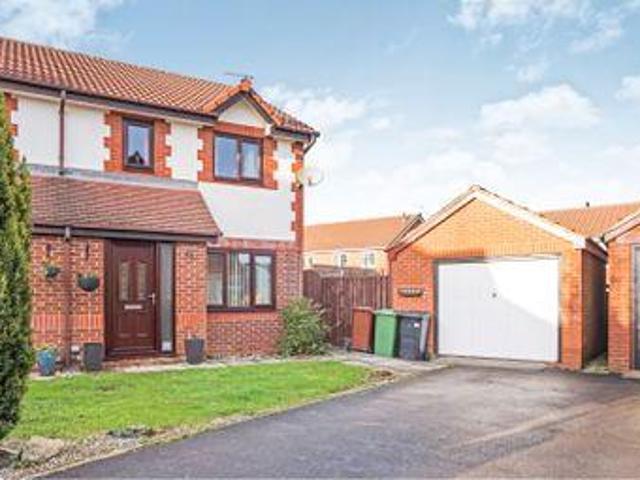 3 Bedrooms Semi detached house for sale in Fulmar Court, Leeds LS10