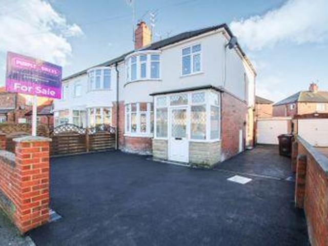 3 Bedrooms Semi detached house for sale in Knightsway, Leeds LS15