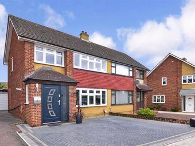 3 Bedrooms Semi detached house for sale in Kelso Drive, Gravesend, Kent DA12