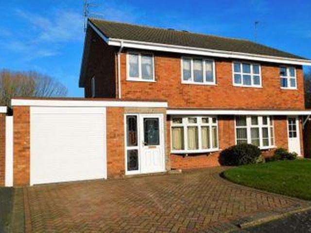 3 Bedrooms Semi detached house for sale in Kenilworth Close, Penkridge, Stafford ST19