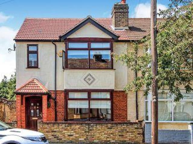 3 Bedrooms Semi detached house for sale in Kensington Road, Romford RM7