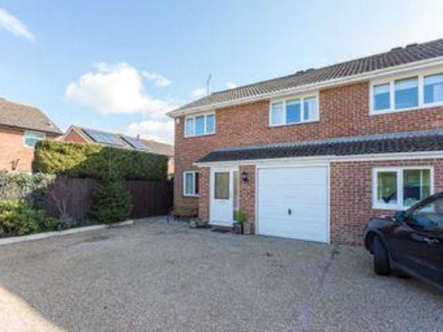 3 Bedrooms Semi detached house for sale in Kestrel Close, Horsham RH12