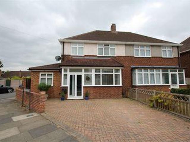3 Bedrooms Semi detached house for sale in Hogarth Avenue, Ashford, Surrey TW15