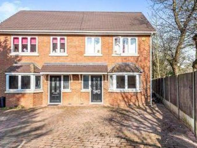 3 Bedrooms Semi detached house for sale in Hollybush Close, Romford RM5