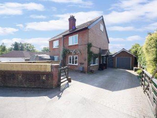 3 Bedrooms Semi detached house for sale in Holt Way, Hook RG27