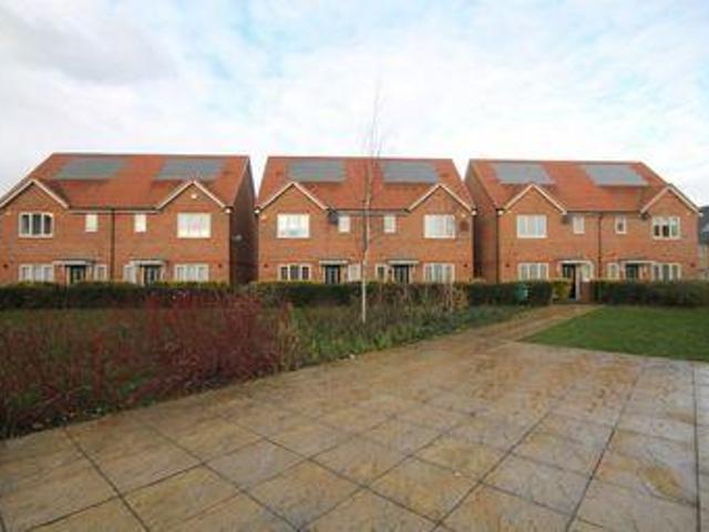 3 Bedrooms Semi detached house for sale in Holywell Way, Staines Upon Thames, Surrey TW19