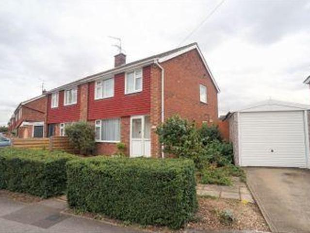 3 Bedrooms Semi detached house for sale in Hathersage Avenue, North Hykeham LN6