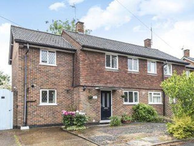 3 Bedrooms Semi detached house for sale in Hawthorn Road, Woking GU22