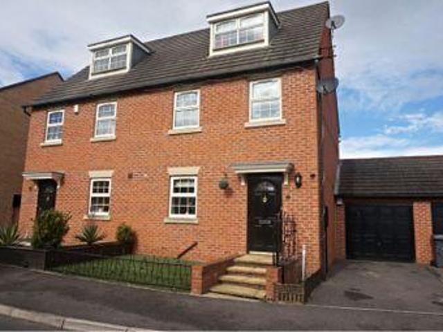 3 Bedrooms Semi detached house for sale in Hawthorne Drive, Rotherham S63