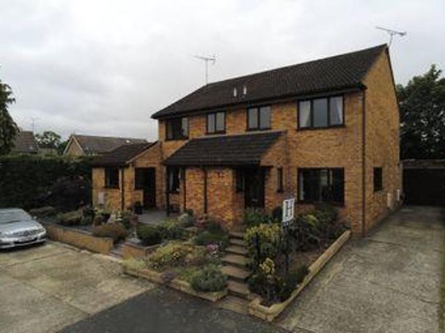 3 Bedrooms Semi detached house for sale in Hadleigh Gardens, Frimley Green, Camberley GU16