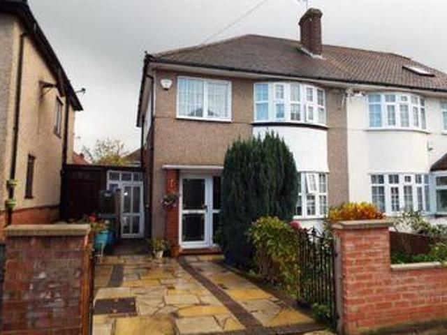 3 Bedrooms Semi detached house for sale in Hainault, Essex IG6