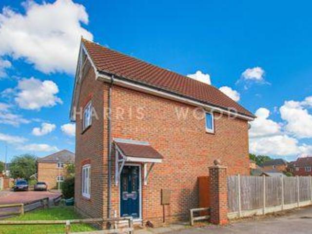 3 Bedrooms Semi detached house for sale in Hallcroft Chase, Highwoods, Colchester CO4