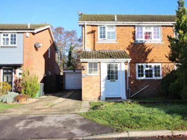 3 Bedrooms Semi detached house for sale in Hamilton Close, Bordon GU35