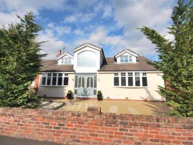 3 Bedrooms Semi detached house for sale in Harbourne Close, Worsley, Manchester M28