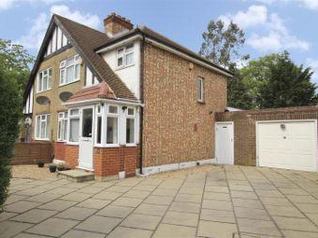 3 Bedrooms Semi detached house for sale in Harvey Road, Hillingdon UB10