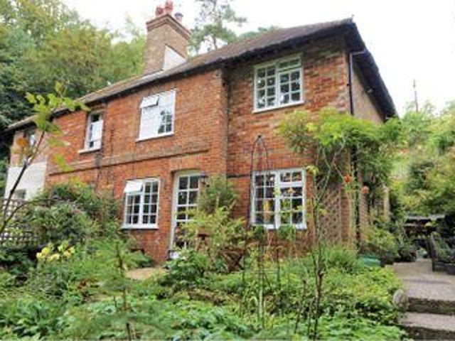 3 Bedrooms Semi detached house for sale in Haste Hill, Haslemere GU27
