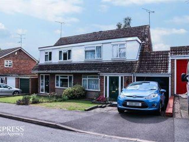 3 Bedrooms Semi detached house for sale in Higgs Lane, Bagshot, Surrey GU19