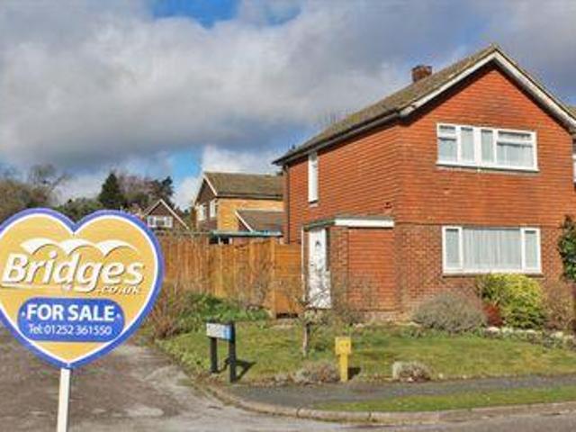 3 Bedrooms Semi detached house for sale in Hill Road, Farnham GU9