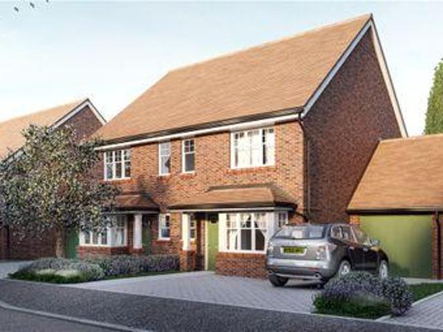 3 Bedrooms Semi detached house for sale in Ively Road, Fleet GU51