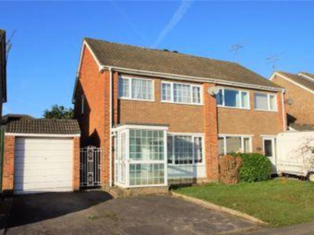 3 Bedrooms Semi detached house for sale in Oak Avenue, Owlsmoor, Sandhurst, Berkshire GU47