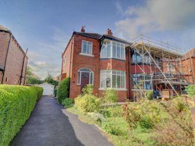 3 Bedrooms Semi detached house for sale in Oakwood Grove, Horbury, Wakefield WF4