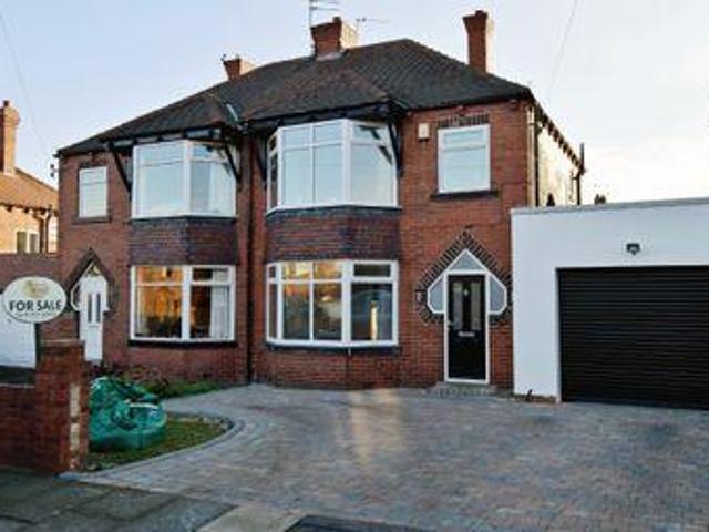 3 Bedrooms Semi detached house for sale in Oakwood Grove, Horbury, Wakefield WF4