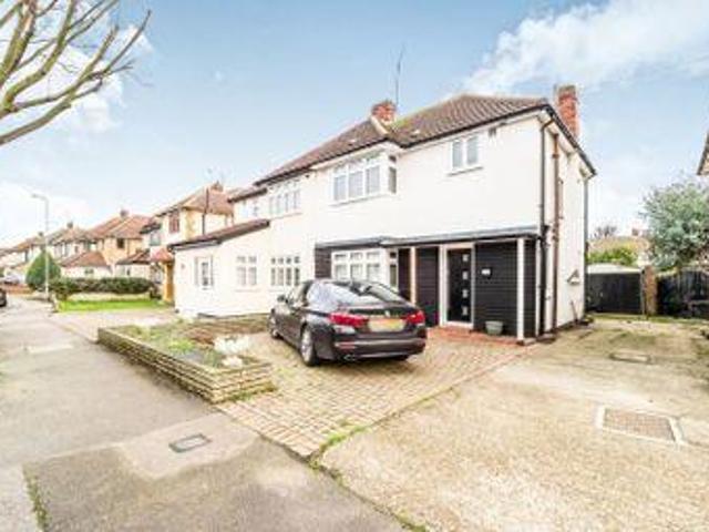 3 Bedrooms Semi detached house for sale in Laburnum Walk, Hornchurch RM12