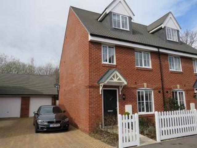 3 Bedrooms Semi detached house for sale in Langwood Drive, Horley RH6