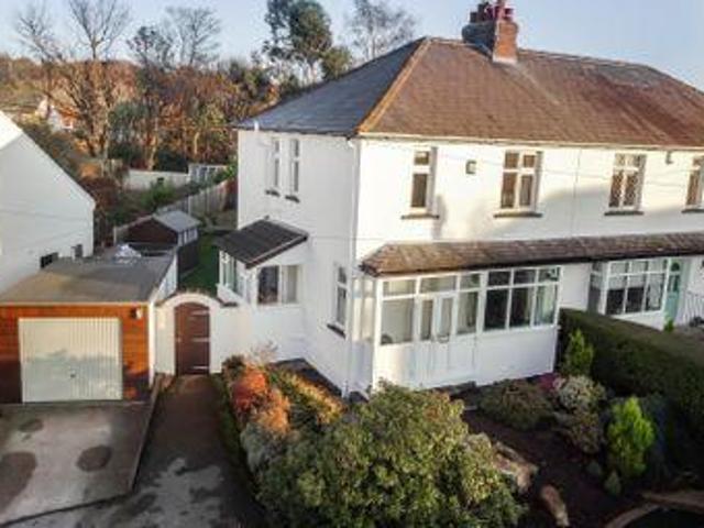 3 Bedrooms Semi detached house for sale in Larkfield Crescent, Rawdon, Leeds LS19