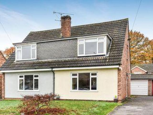 3 Bedrooms Semi detached house for sale in Limes Road, Farnborough GU14