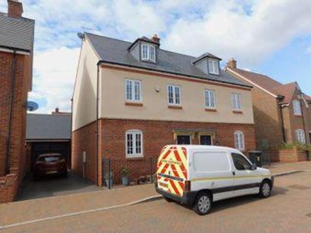 3 Bedrooms Semi detached house for sale in Lindrick Close, Great Denham, Bedford MK40