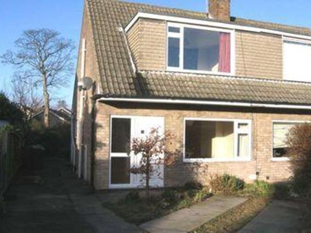 3 Bedrooms Semi detached house for sale in Linton Crescent, Leeds LS17