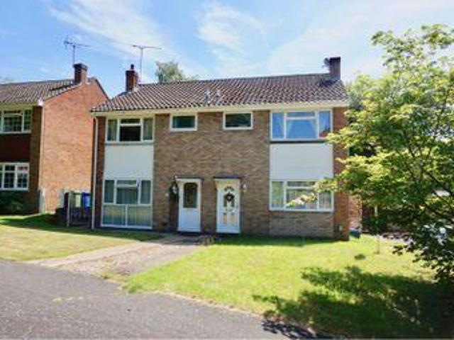 3 Bedrooms Semi detached house for sale in Monks Close, Farnborough GU14